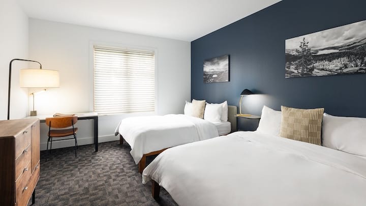 Two Queen At Gravity Haus: Near Trails & Hot Tub - Truckee, CA