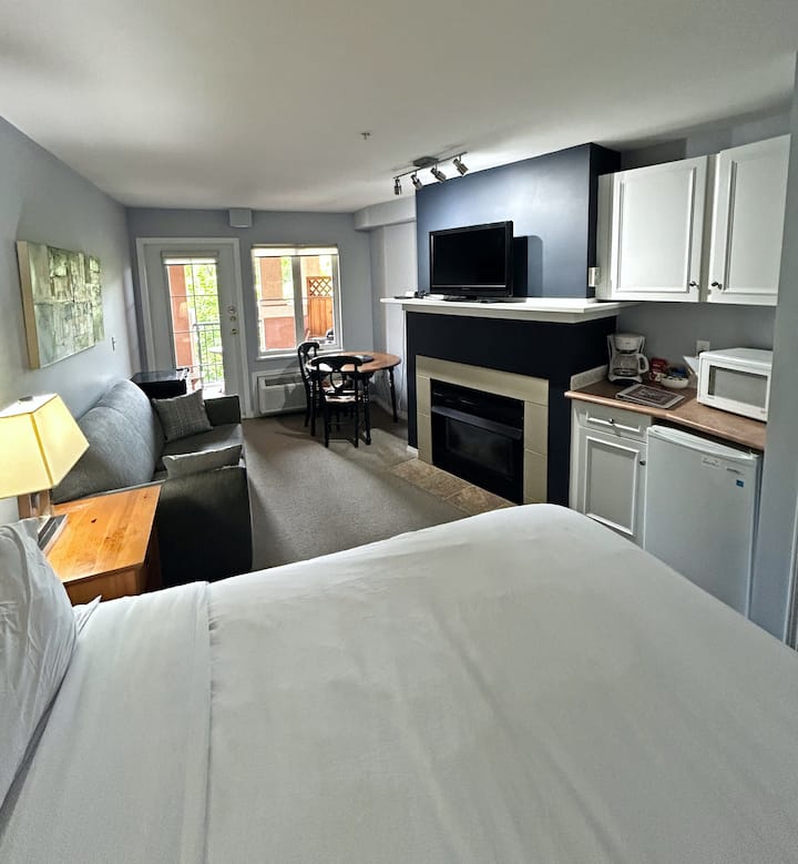 Classic Studio With Kitchenette - 212b - Kelowna