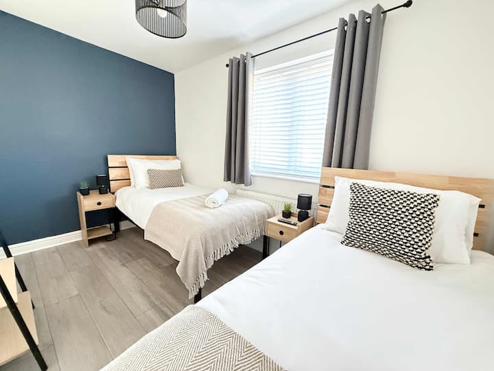 Steel Town | Contractor & Family Stay Near Beach - Port Talbot