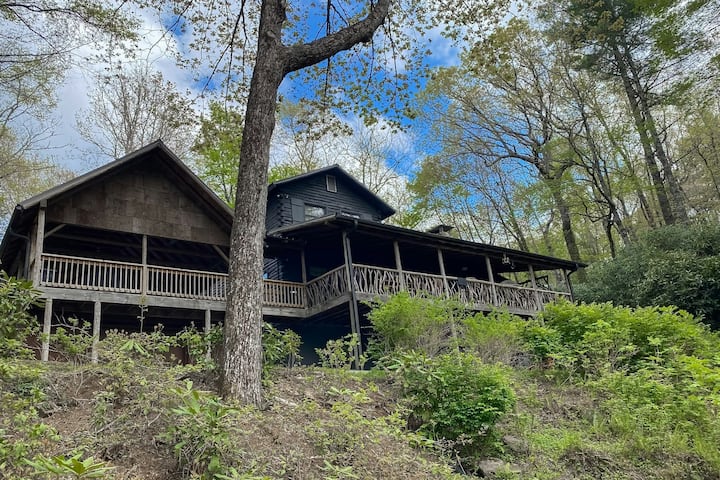 Enchanting Cabin With Hot Tub & Fire Pit - Sapphire, NC
