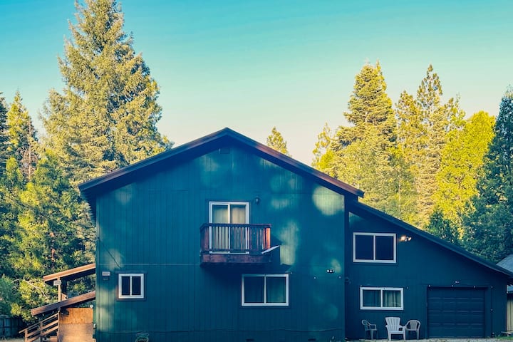 5br House Near Lassen, Large Deck & Hot Tub - Lassen Volcanic National Park