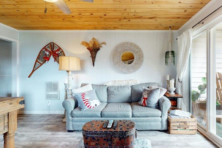 Cozy Beech Mtn: Hot Tub, Pool, Views! - Beech Mountain