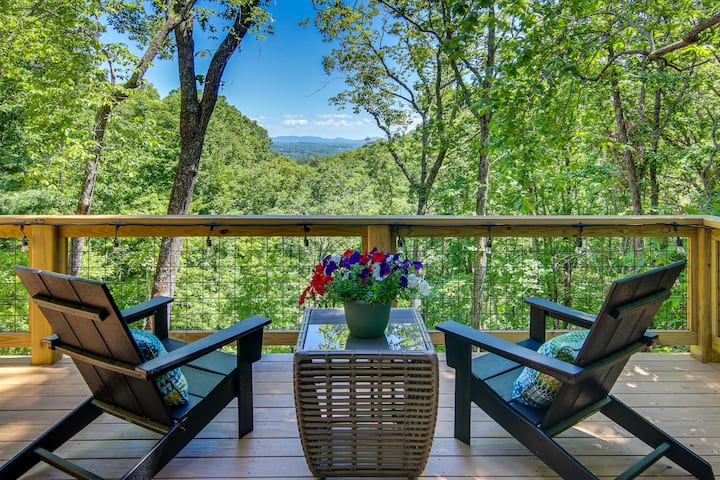 Modern Hendersonville Home: Deck & Mountain Views! - Stone Ashe Vineyards, Hendersonville