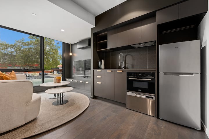 Elegant Studio With Parking - Canberra