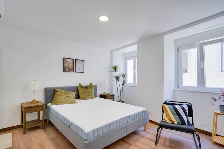 Chiado Compacto: Espaçoso E Excepcional Em Lisboa - Lisboa