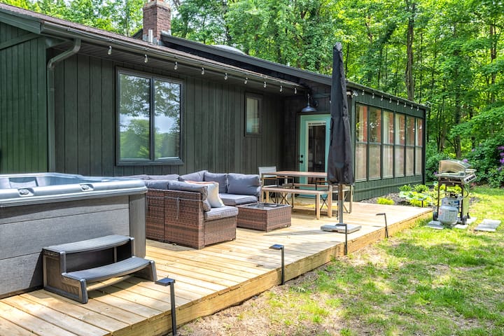 Pet-friendly Golf Course Retreat- Private Hot Tub - Saugatuck, MI