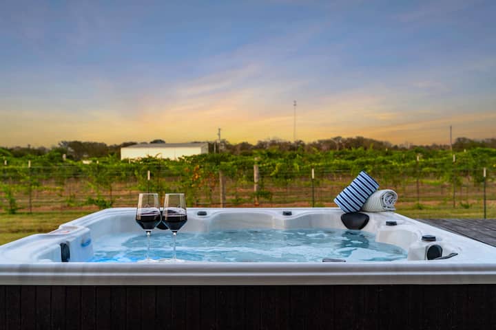 Hilmy Haus, Hot Tub, Pet Friendly, Fire Pit! - Luckenbach, TX