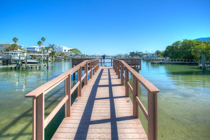 Location! Beachside Condo. Pool, Bayfront Views. - Treasure Island, FL