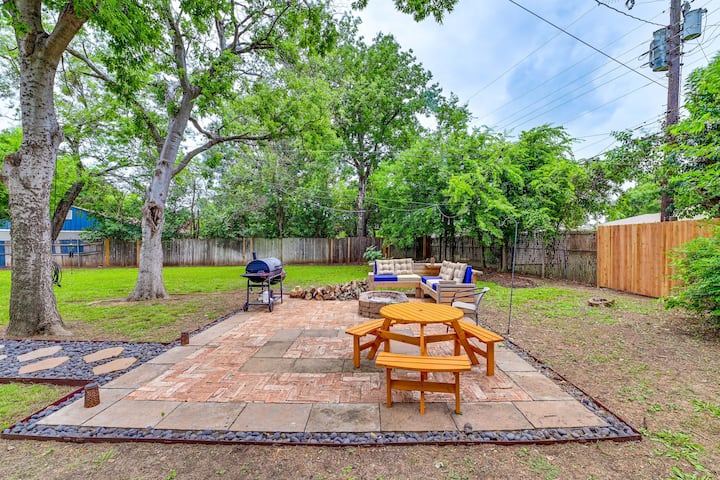 8 Mi To Stockyards: Ft Worth Home W/ Full Kit - Bedford, TX