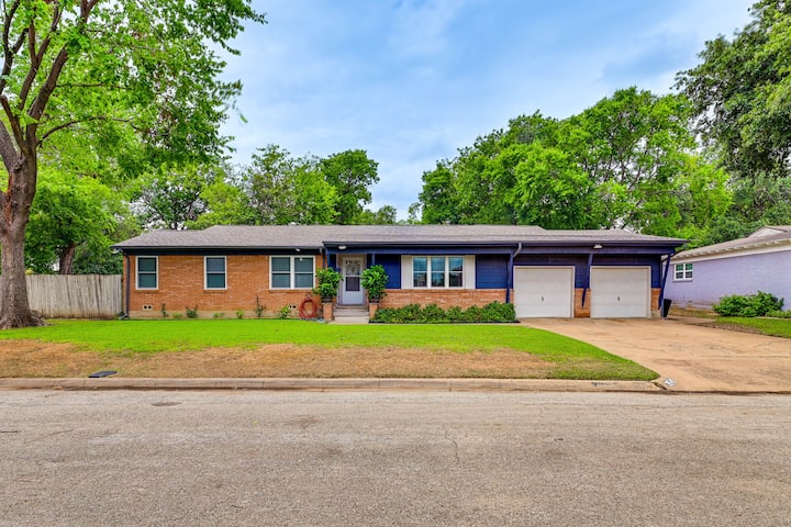 9 Mi To Dtwn: Fort Worth Home W/ Patio & Yard - Bedford, TX