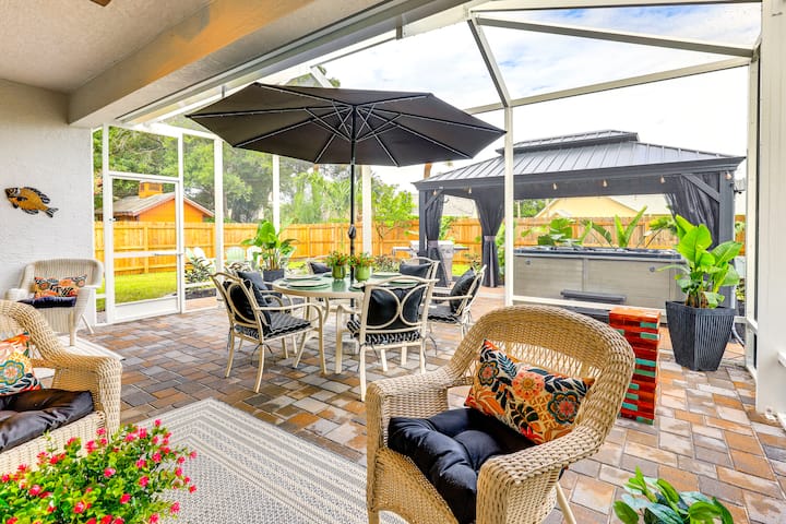 Stylish Port St Lucie Home W/ Hot Tub + Game Room! - Port St. Lucie, FL