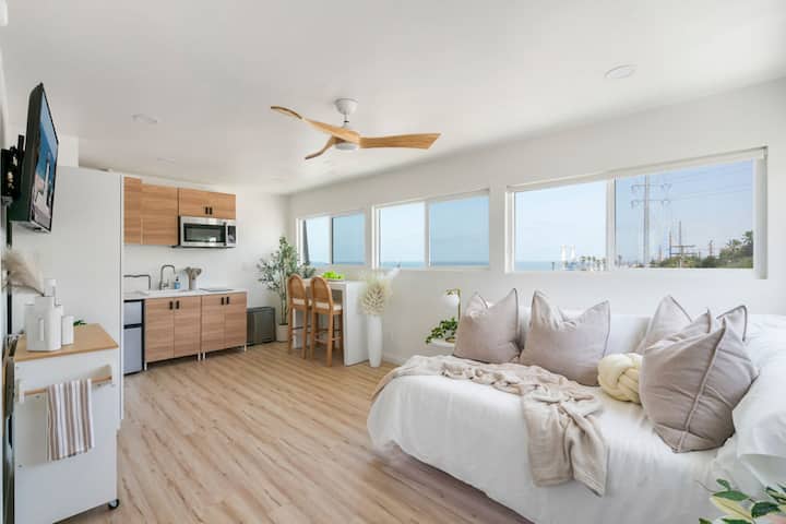 Ocean Views! 3 Mins Walk To Strand&beach + Parking - Hermosa Beach, CA