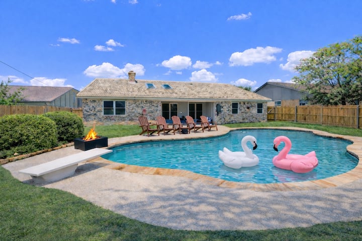 Stylish Villa-near Stadiums, Large Pool,pool Table - Bedford, TX