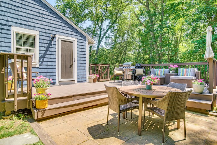 4 Mi To Bristol Beach! Coastal Retreat W/ Pond - Falmouth, MA