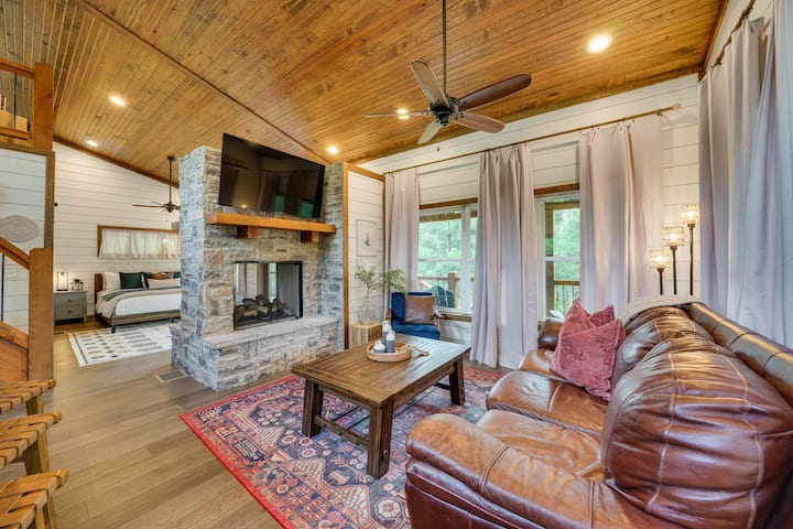 Tree-lined Broken Bow Studio Cabin W/ Hot Tub! - Broken Bow, OK