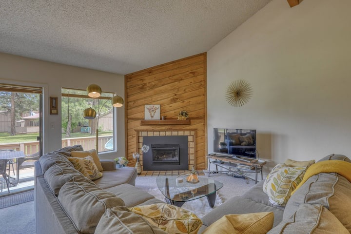 Stylish Uptown Condo W/ Deck, Fireplace, Mountain - Pagosa Springs, CO