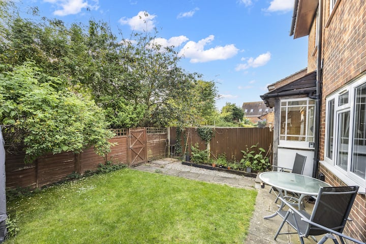 Secret Garden House Free Parking | By My Getaways - Horsham, UK