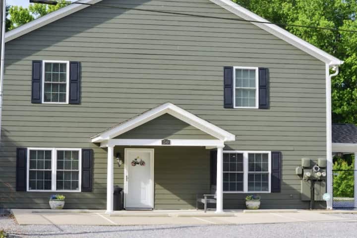 Modern Country Getaway & Surprise View Of Rock - Lookout Mountain, GA