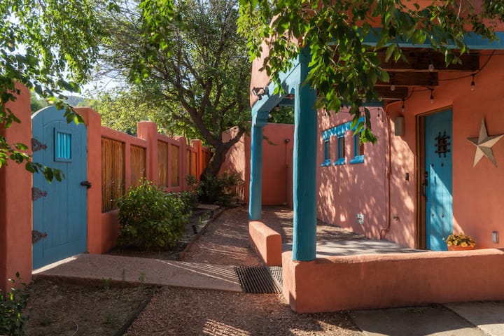 Hot Tub, Artsy Family Adobe, 4mins Plaza!deck/yard - Taos, NM