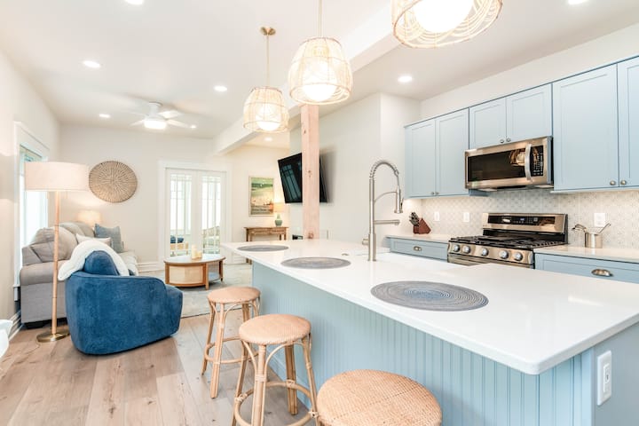 Coastal Beach House W/hot Tub - Steps From Beach! - South Haven, MI