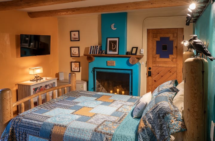 Charming, Romantic Taos: Pvt Deck/yard! Near Plaza - Taos, NM