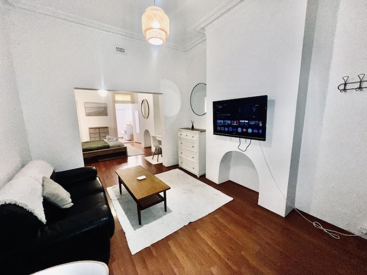 Charming Front Retreat - Moore Park