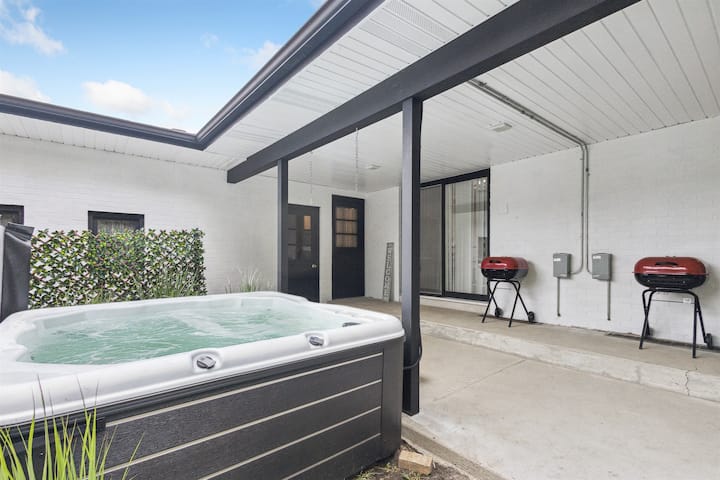 Grand Reunion House / Hot Tub / Pet Friendly - Beverly Shores, IN