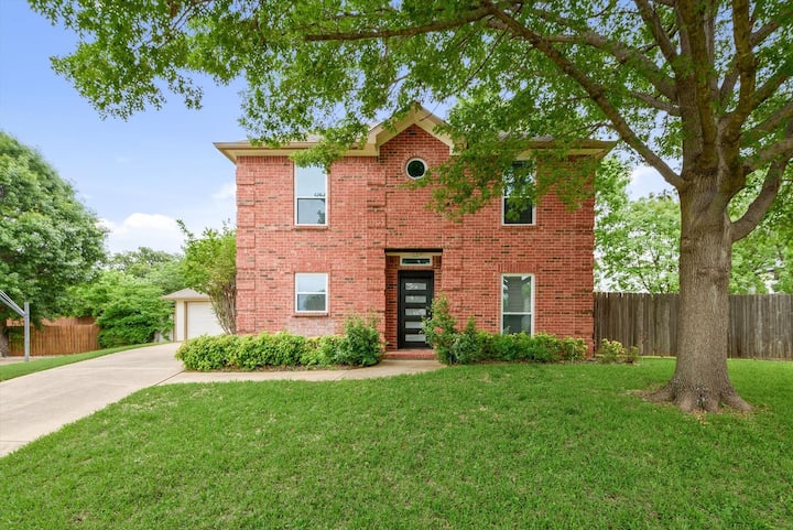 Southlake Luxury: Spa Bath, Office, Backyard Oasis - Grapevine, TX