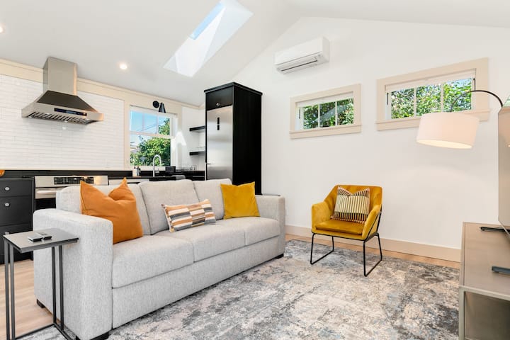 Stylish Queen Anne Dadu | Private Entry + Modern D - Magnolia - Seattle