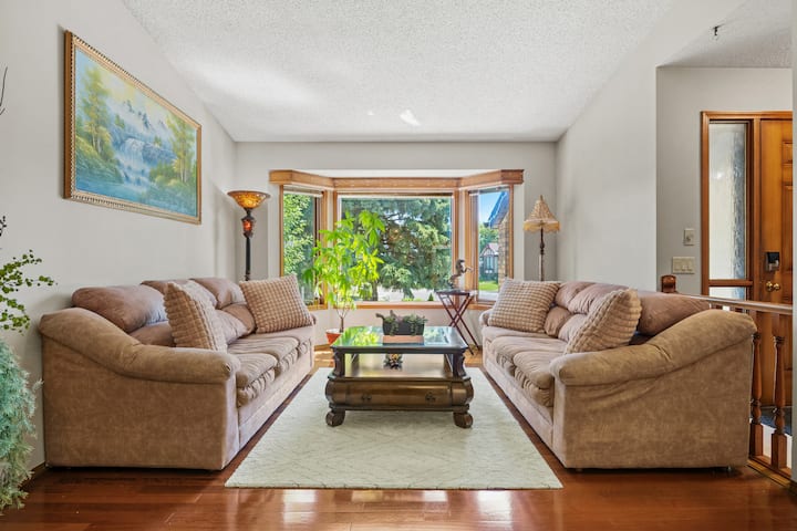 Serene Family Getaway - 4bdrm, Yard, Sunroom - Calgary