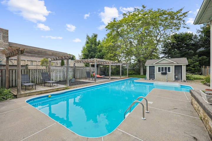 Mins To Beach | Downtown 5br W/ Pool, Patio & Bbq - Cobourg