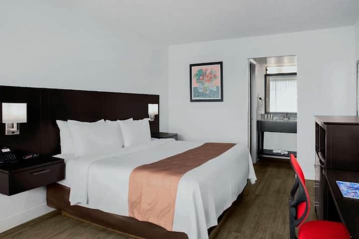 Deluxe King Room Near French Bakery Mia - Kendall