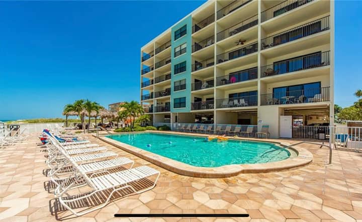 Beachside 2 Bedroom Condo W/ Peekaboo Beach View - Madeira Beach, FL