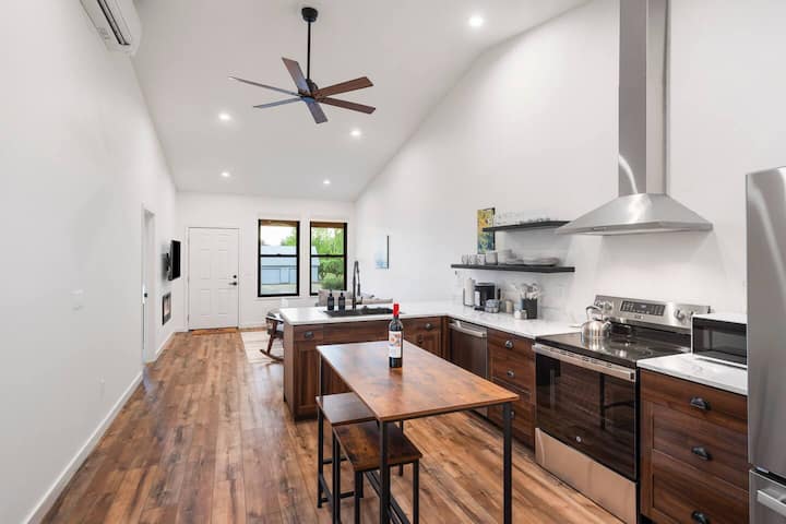 The Grizzley Getaway-duel Ensuites, Modern Escape! - Polson, MT