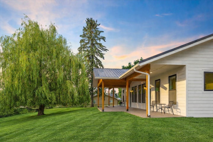 Bear-themed Duplex In Polson Mt – Cozy 2br - Polson, MT