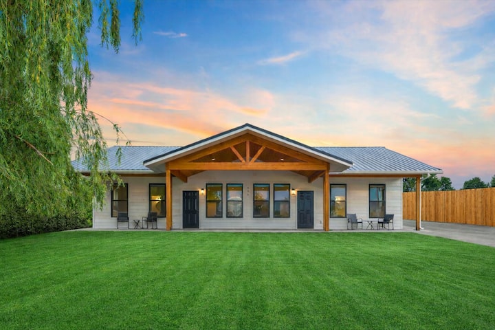 Wolf-themed Duplex In Montana – Cozy Getaway - Polson, MT