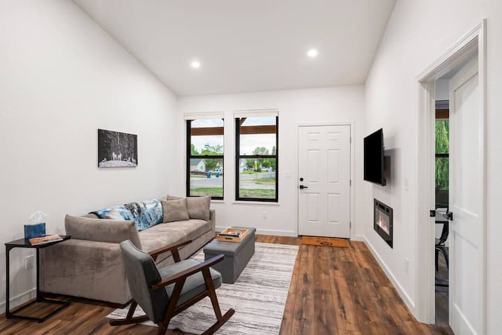 Wolf-themed Duplex In Montana – Cozy Getaway - Polson, MT