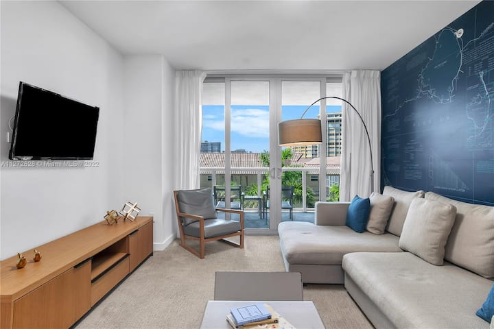 Beautiful 2br, Balcony, Pool, Near Beach & Fun - Hallandale Beach, FL