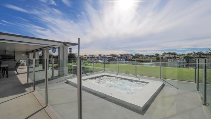 Seanna Blue: Relax & Indulge On The Canal - Brisbane