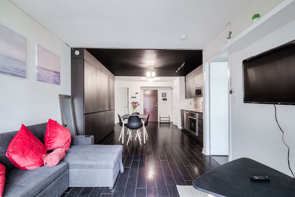 Modern 2BR Condo-Free Parking-5 Mins from CN Tower - Apartments for ...