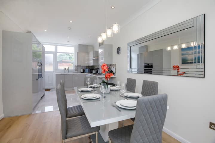 The Burton York 3 Bedroom House Sleeps 6 - York