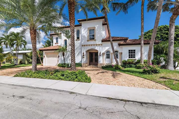 Gregory Place - Alfresco Dining & Pool Vibes - West Palm Beach, FL