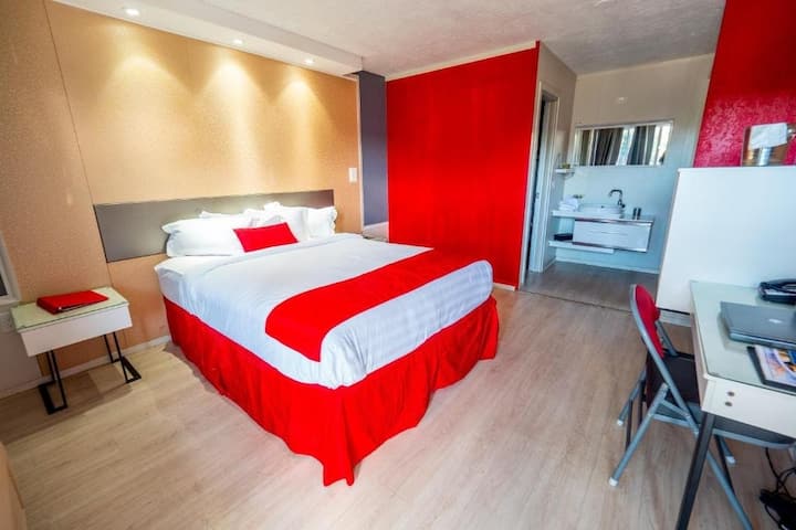 King Room Near Cicis Pizza Orl - EDC Orlando