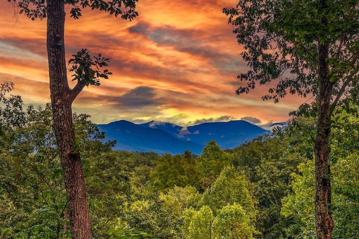 Prime Location*mtn Views*pet Friendly*paved Access - Gatlinburg, TN