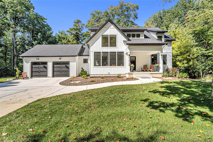 Pickleball, Lake Access 2 Minute Walk Away, Luxury - Saugatuck, MI