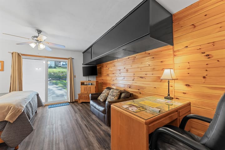 Lakefront Studio Cabin W/ Pool + Swim & Boat Dock - Kimberling City, MO