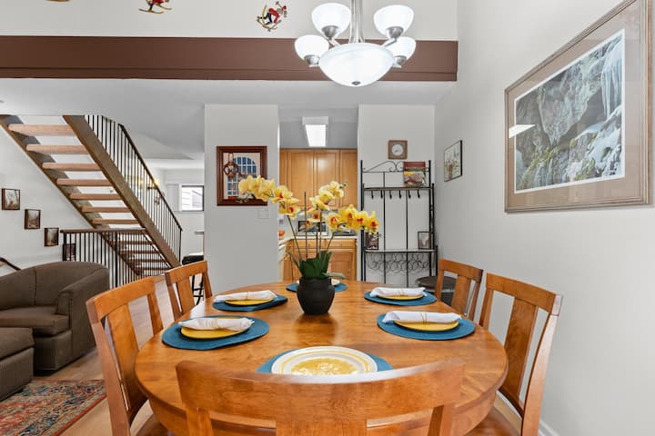 Central Townhome W/ Cozy Gas Fireplace - Tahoe City, CA