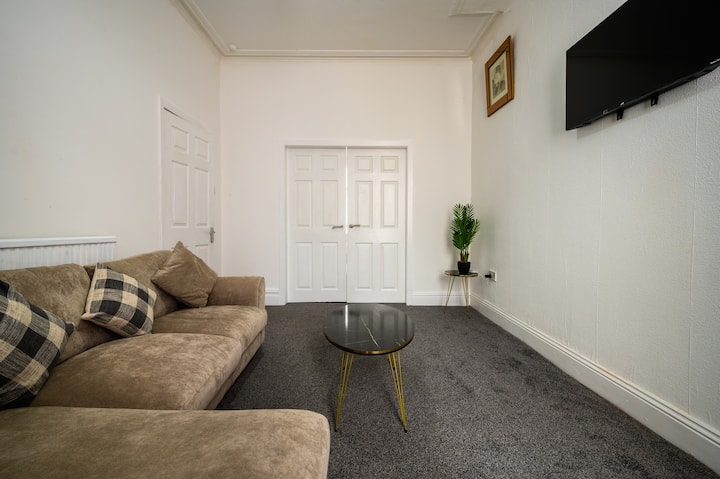 5 Bed House - Sleeps 10 - Garden - Parking - Wifi - Blackpool