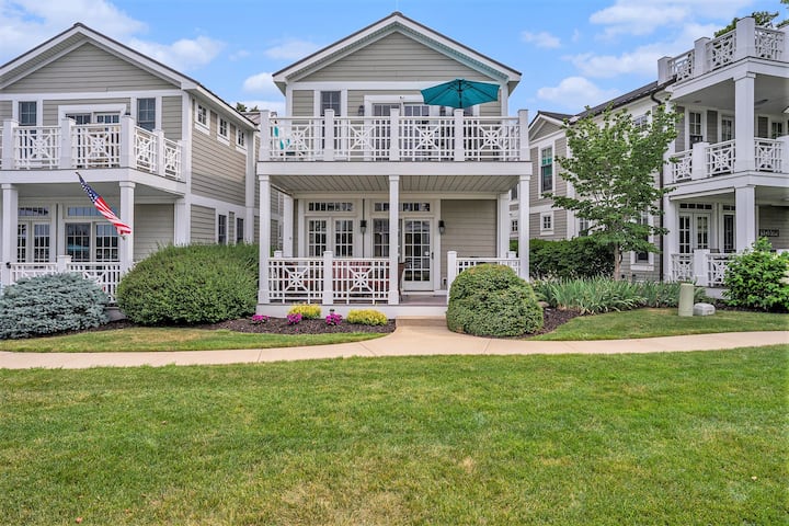Lake Front Condo W/ Pool Access, Walk To Saugatuck - Saugatuck, MI