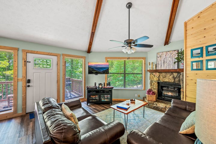 *5 Mins To Gburg*hot Tub+fireplace*sept Discounts! - Gatlinburg, TN
